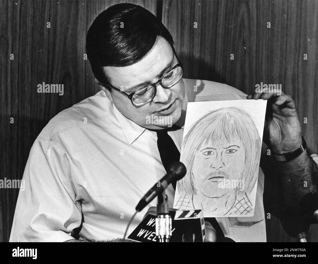 DeKalb Police Chief Dick Hand shows a drawing of a man sought as a ...