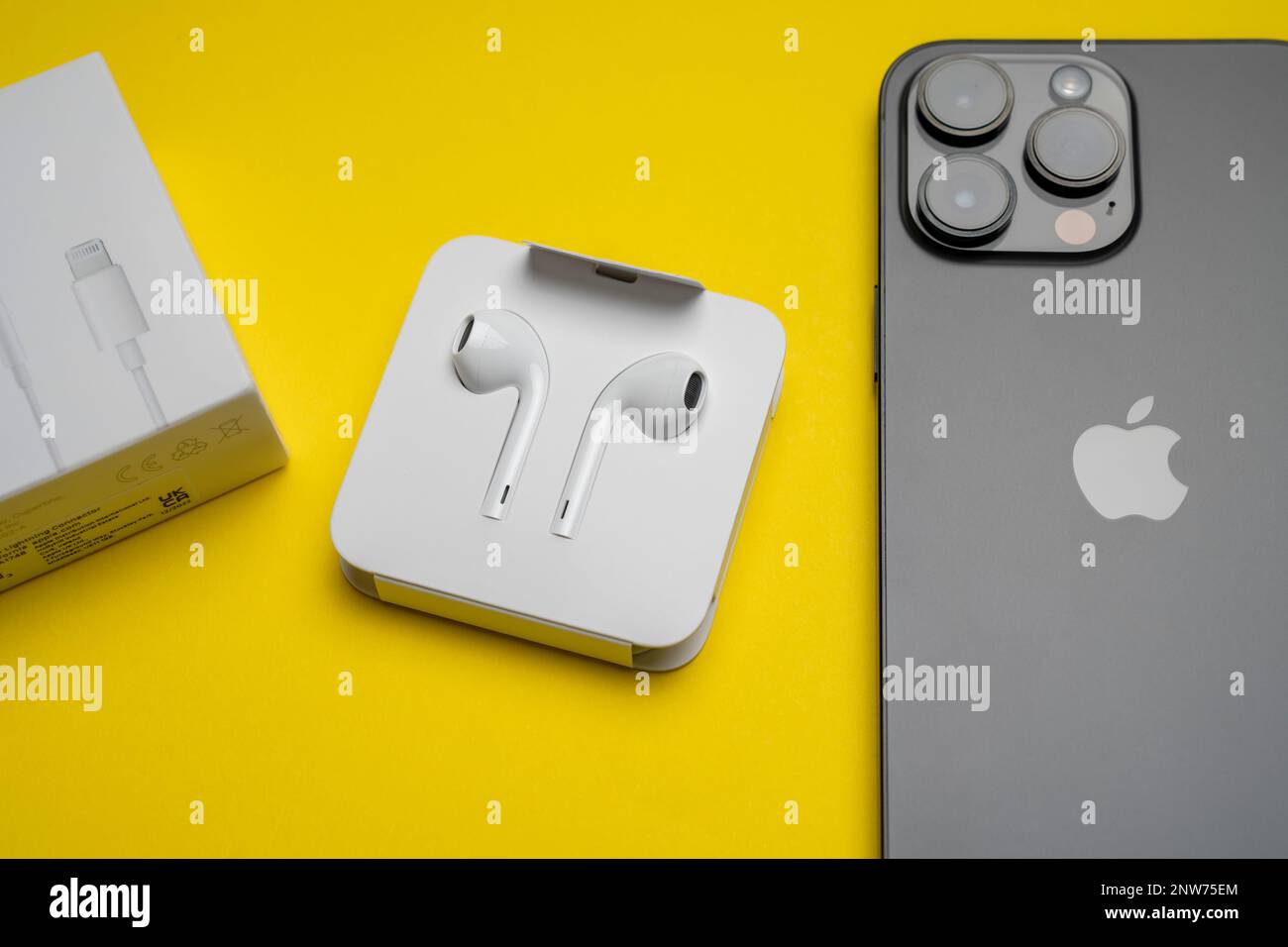 Iphone 14 pro max hi-res stock photography and images - Alamy