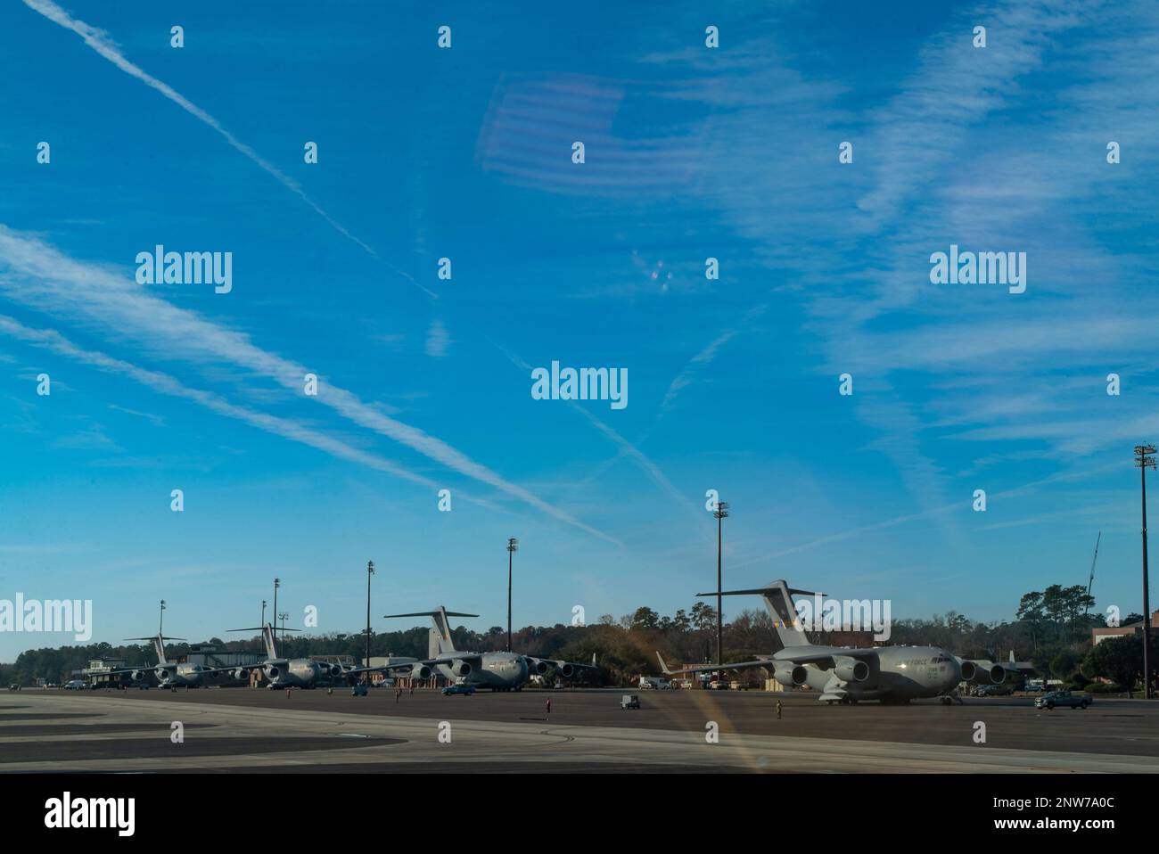 Joint Base Charleston, South Carolina, C-17 Globemaster IIIs line up on ...