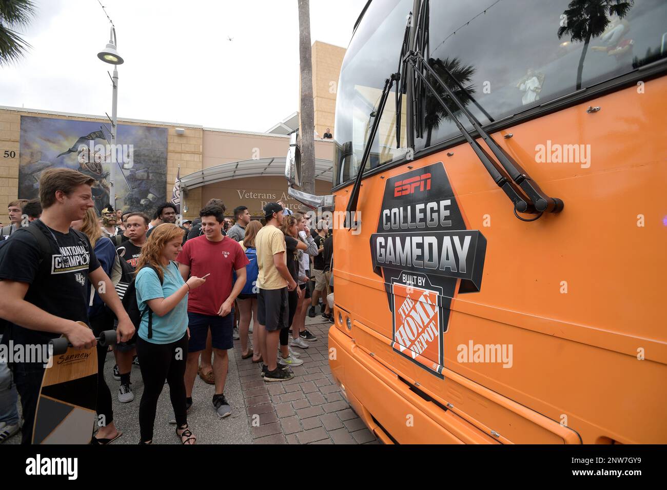Central Florida students and fans welcome the ESPN College GameDay bus ...