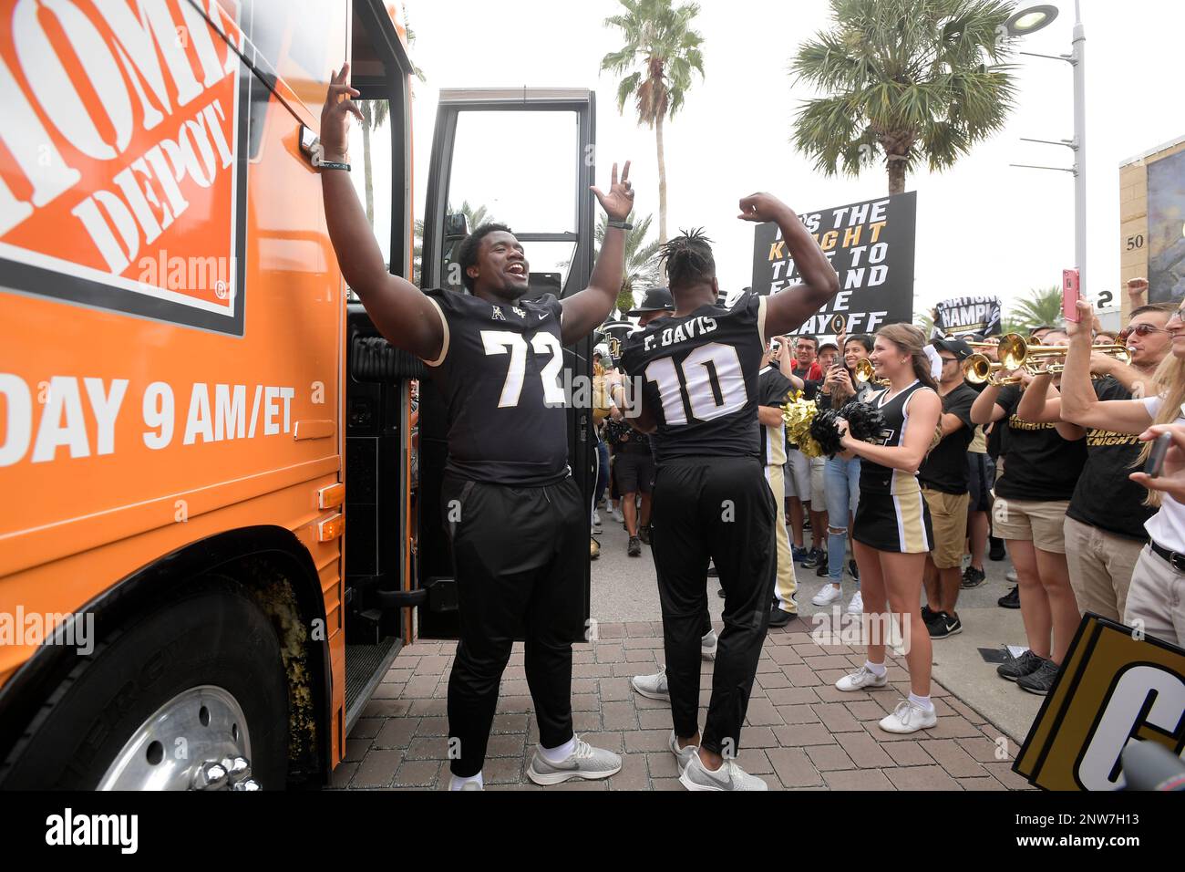 Central Florida defensive lineman Titus Davis (10) and offensive ...