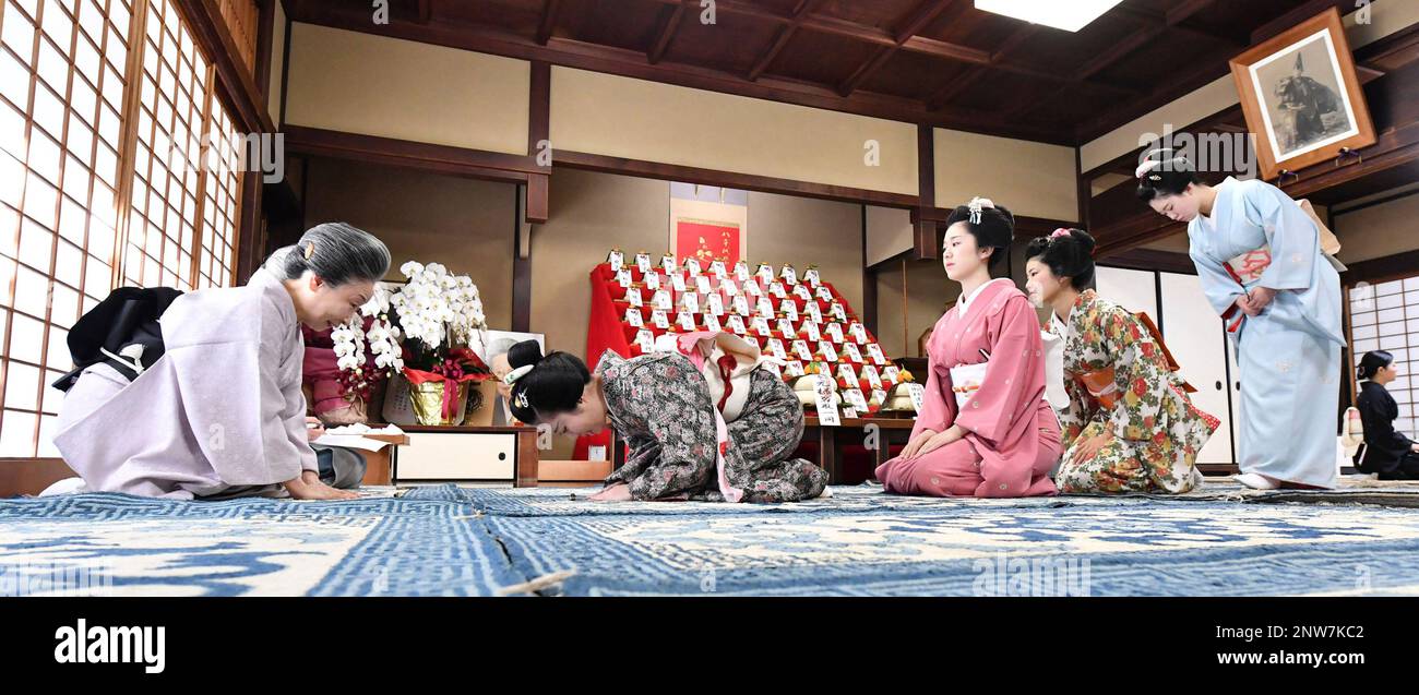 Maiko and Geiko thank Yachiyo Inoue (L), the fifth head of the Inoue ...