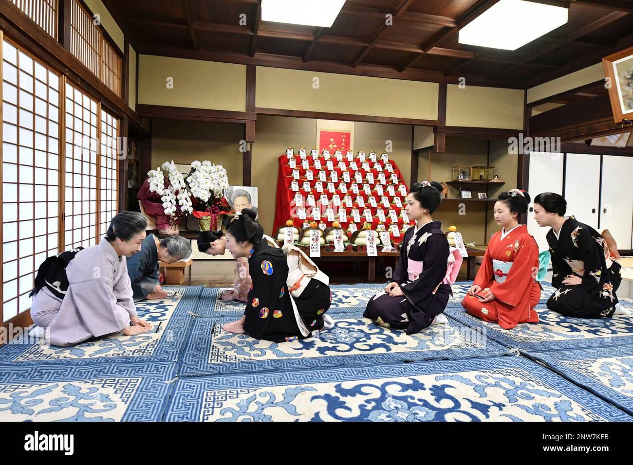 Maiko and Geiko thank Yachiyo Inoue (L), the fifth head of the Inoue ...