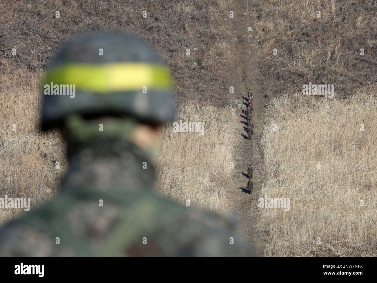 North Korean army soldiers head to inspect the dismantled South Korean ...