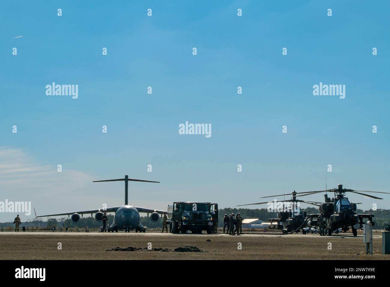A 437th Airlift Wing C-17 Globemaster III conducts an integrated combat ...