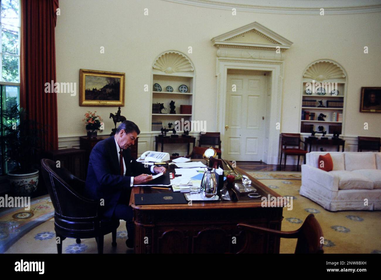 Reagan oval offfice resolute desk horizontal hi-res stock photography ...