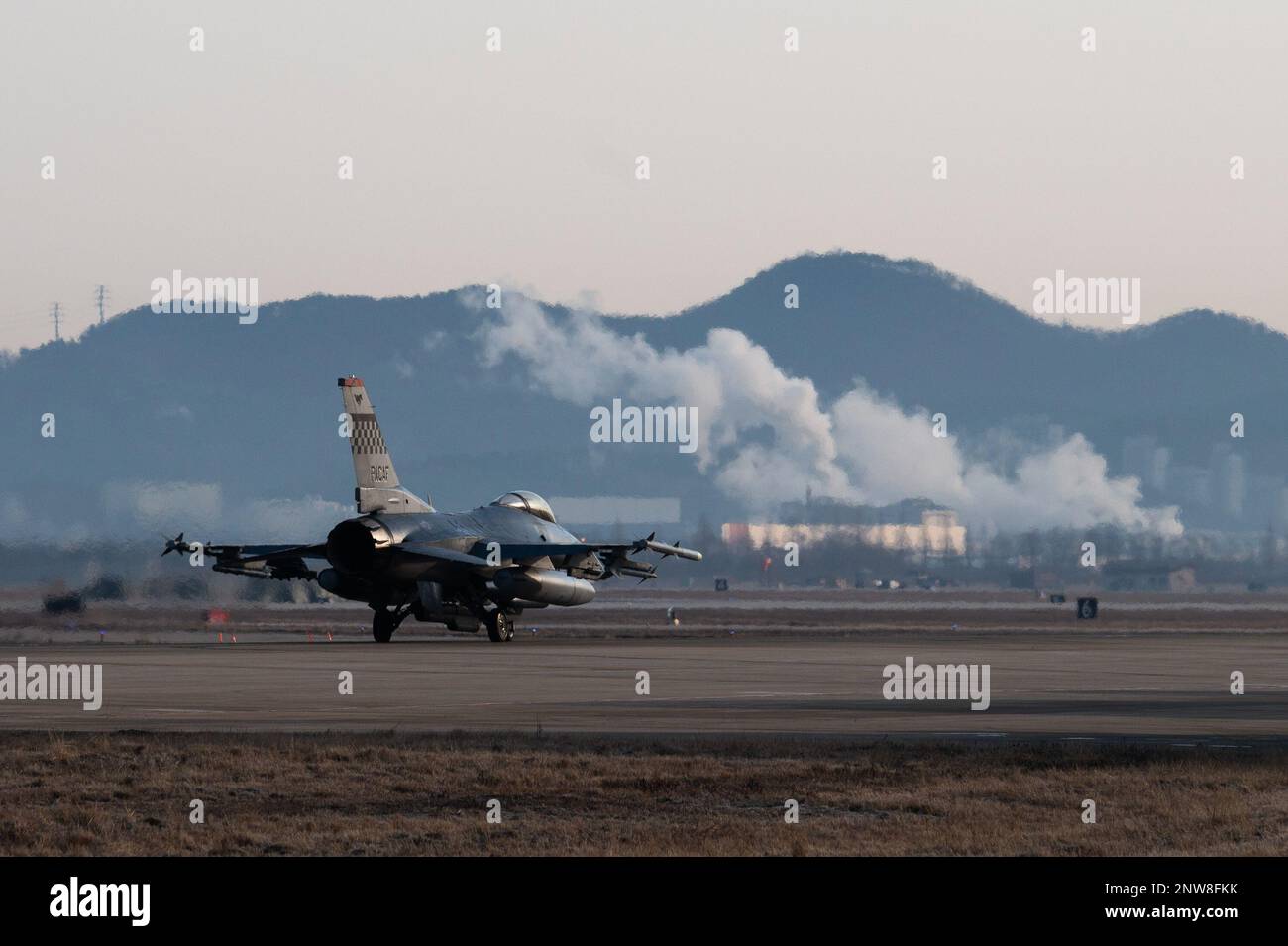 A U.S. Air Force F-16 Fighting Falcon assigned to the 36th Fighter ...