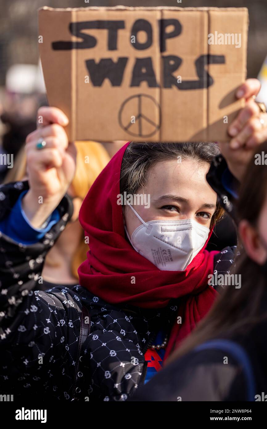 Ukraine war protest sign hi-res stock photography and images - Alamy