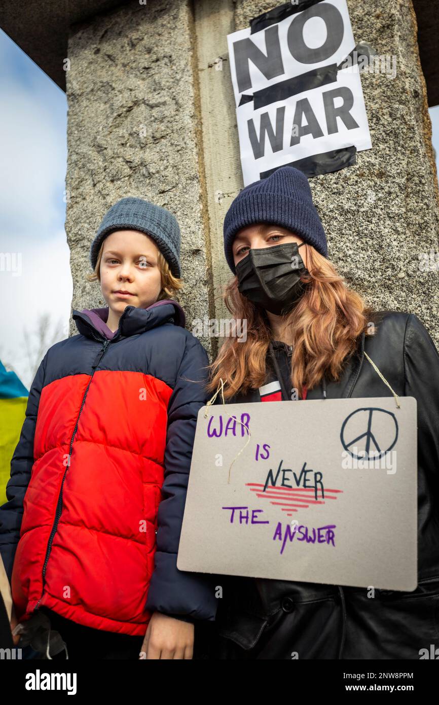 Anti war signs hi-res stock photography and images - Alamy