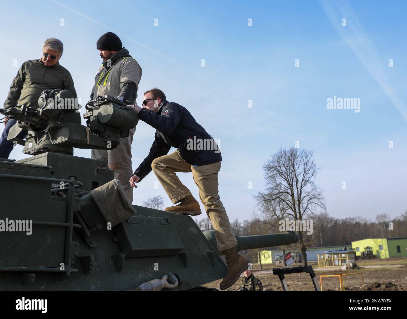 Instructor Paul Acevedo discusses aspects of the M1A2 Abrams tank with ...