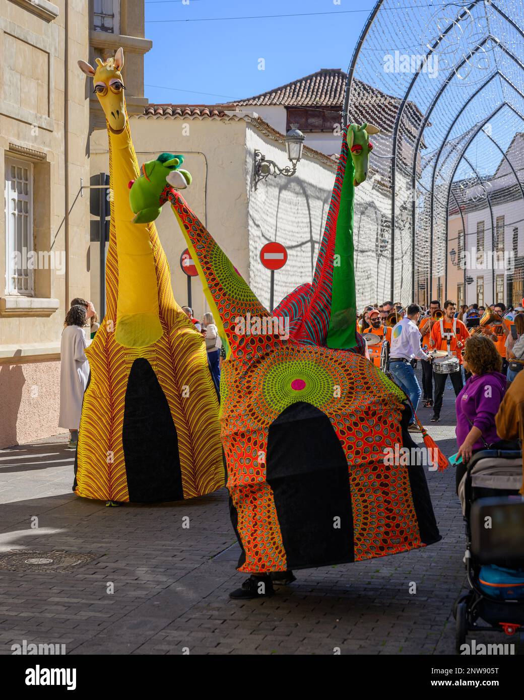 Bolina Teatro de Titeres' "Jirafas de colores" parade through the ...