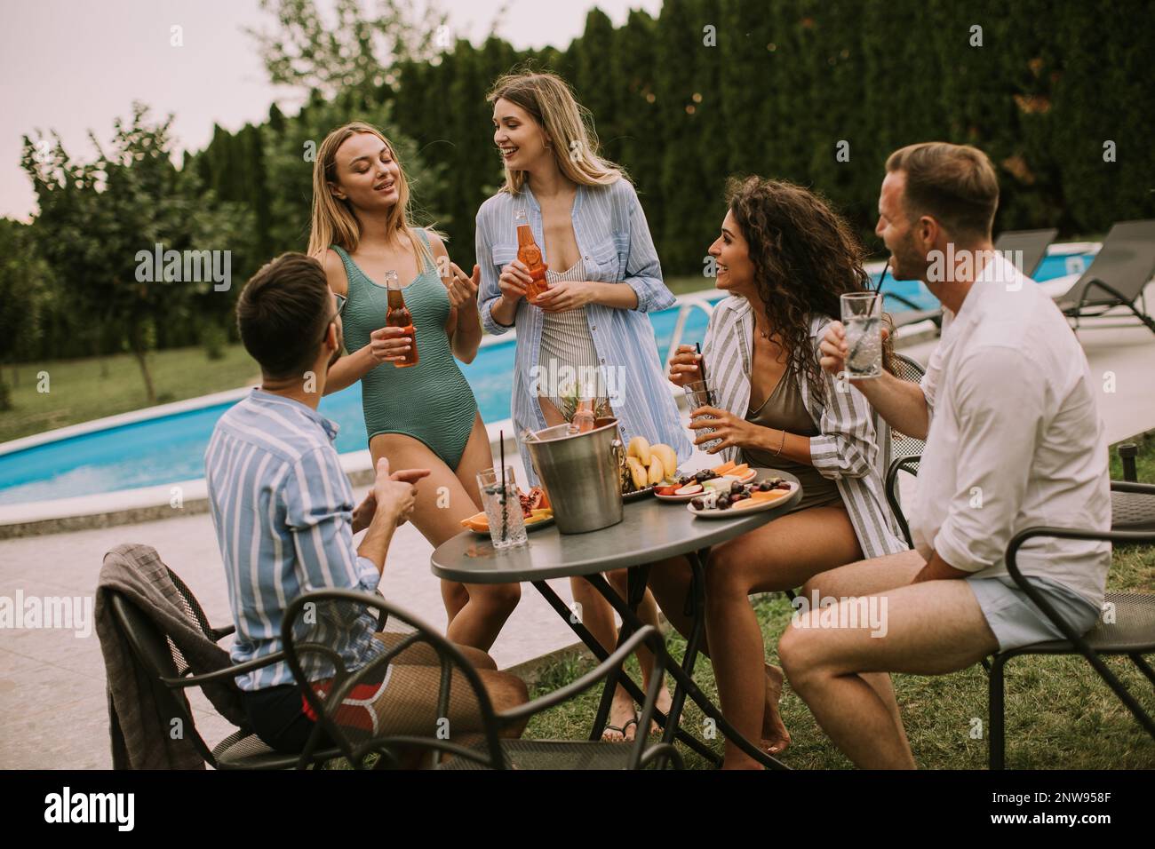 Group of people garden hi-res stock photography and images - Alamy