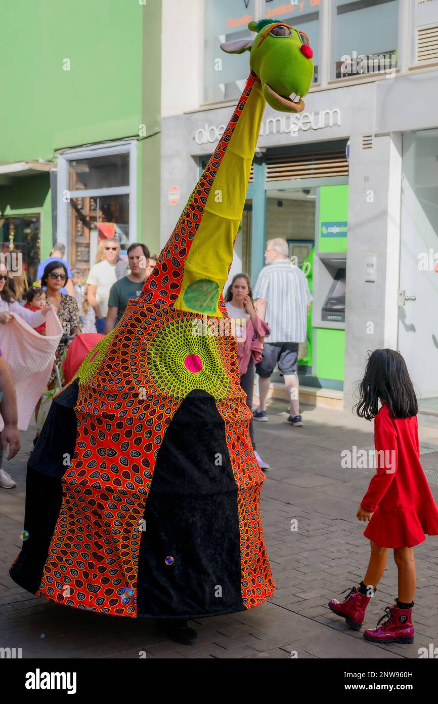 Bolina Teatro de Titeres' "Jirafas de colores" parade through the ...