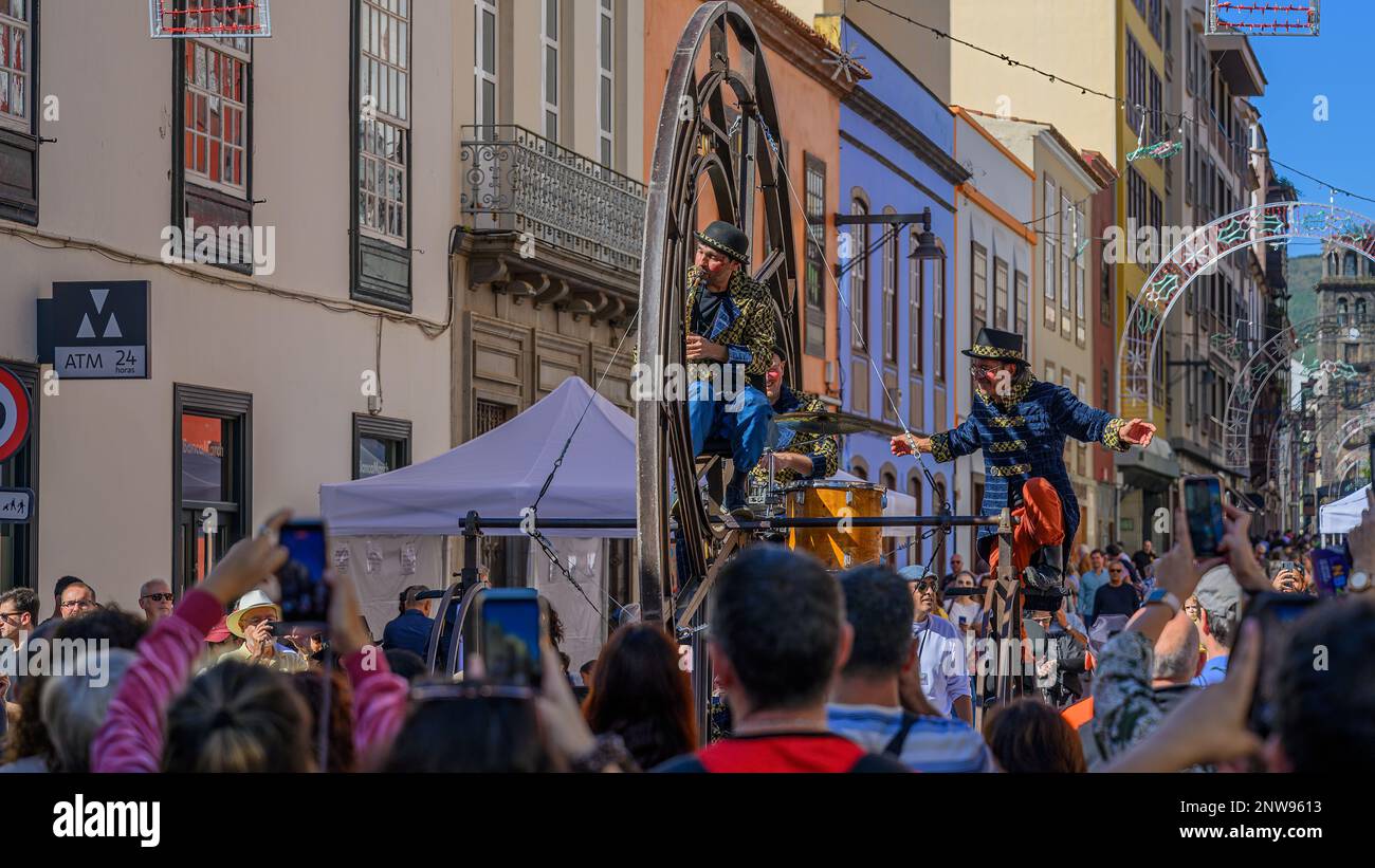 The unique street performance artists Factoria Circular peddling their ...