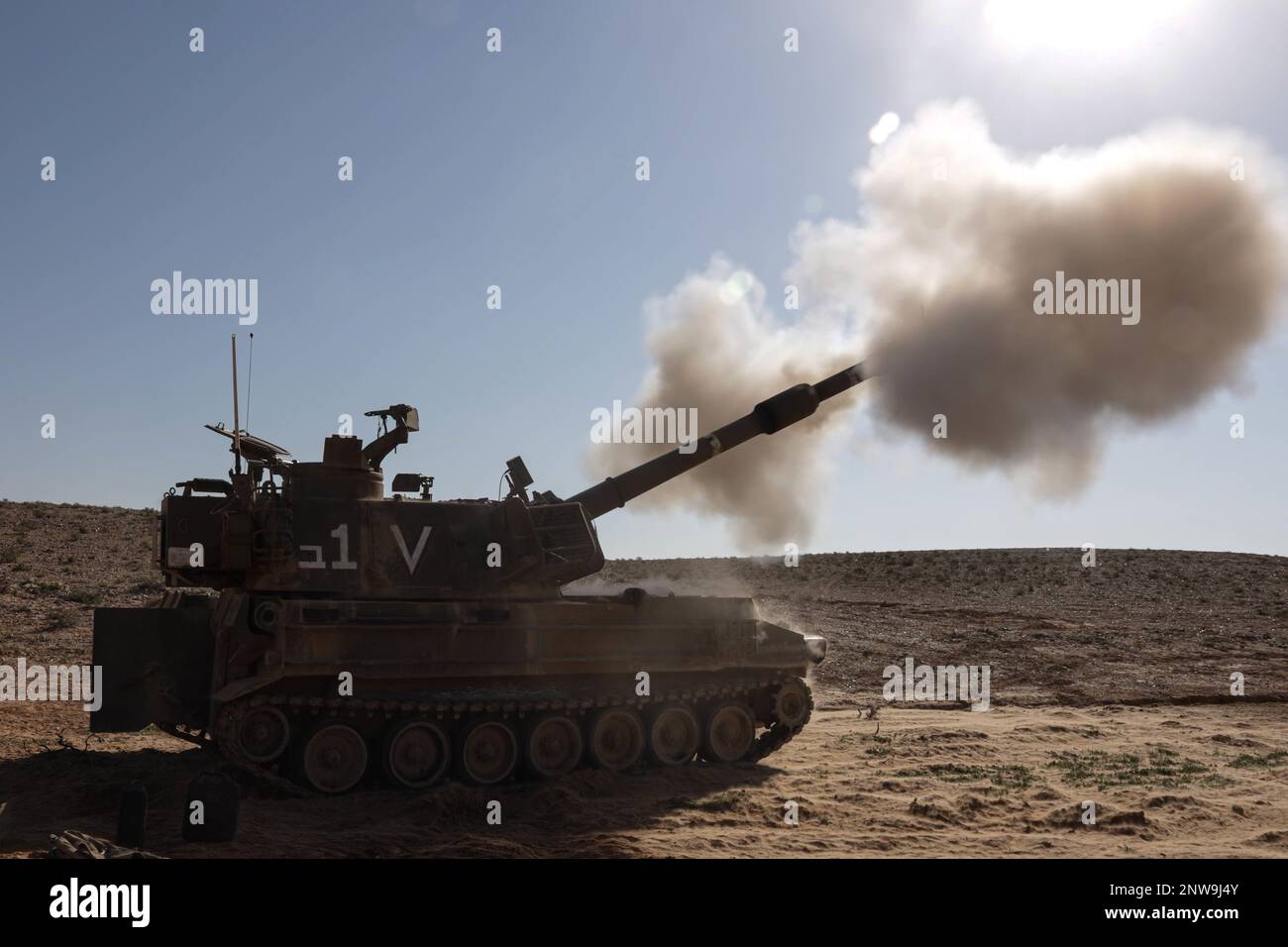Israeli Defense Force 411 Keren Mobile Artillery Unit fires an M109 ...