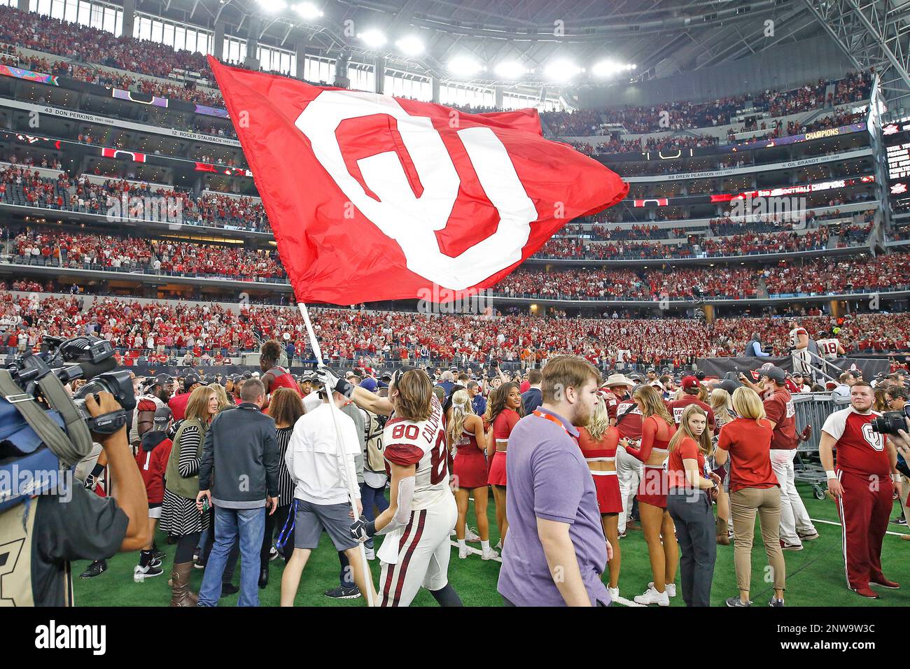 Oklahoma tight end Grant Calcaterra (80) waves the OU flag at midfield ...
