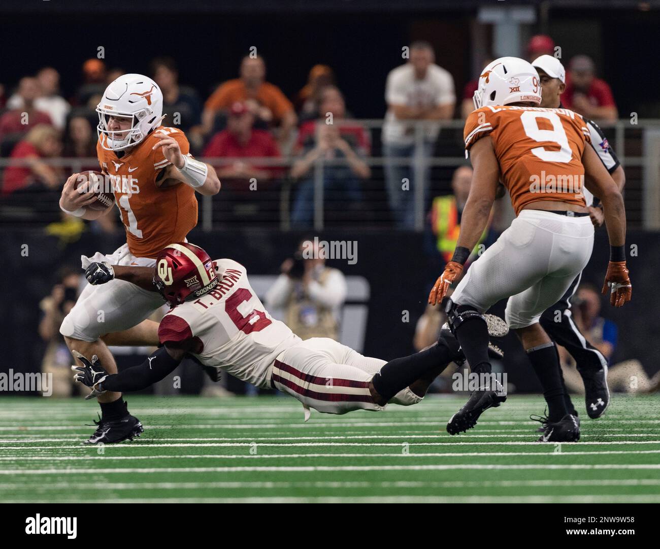 Texas quarterback Sam Ehlinger (11) is defended by Oklahoma cornerback ...