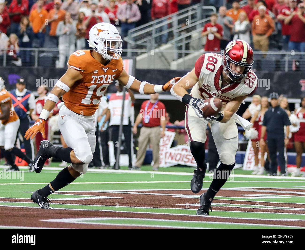 December 1, 2018: Oklahoma tight end Grant Calcaterra (80) catches a ...