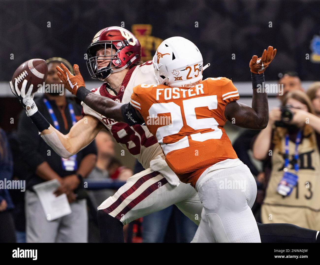 Oklahoma tight end Grant Calcaterra (80) catches game winning touchdown ...