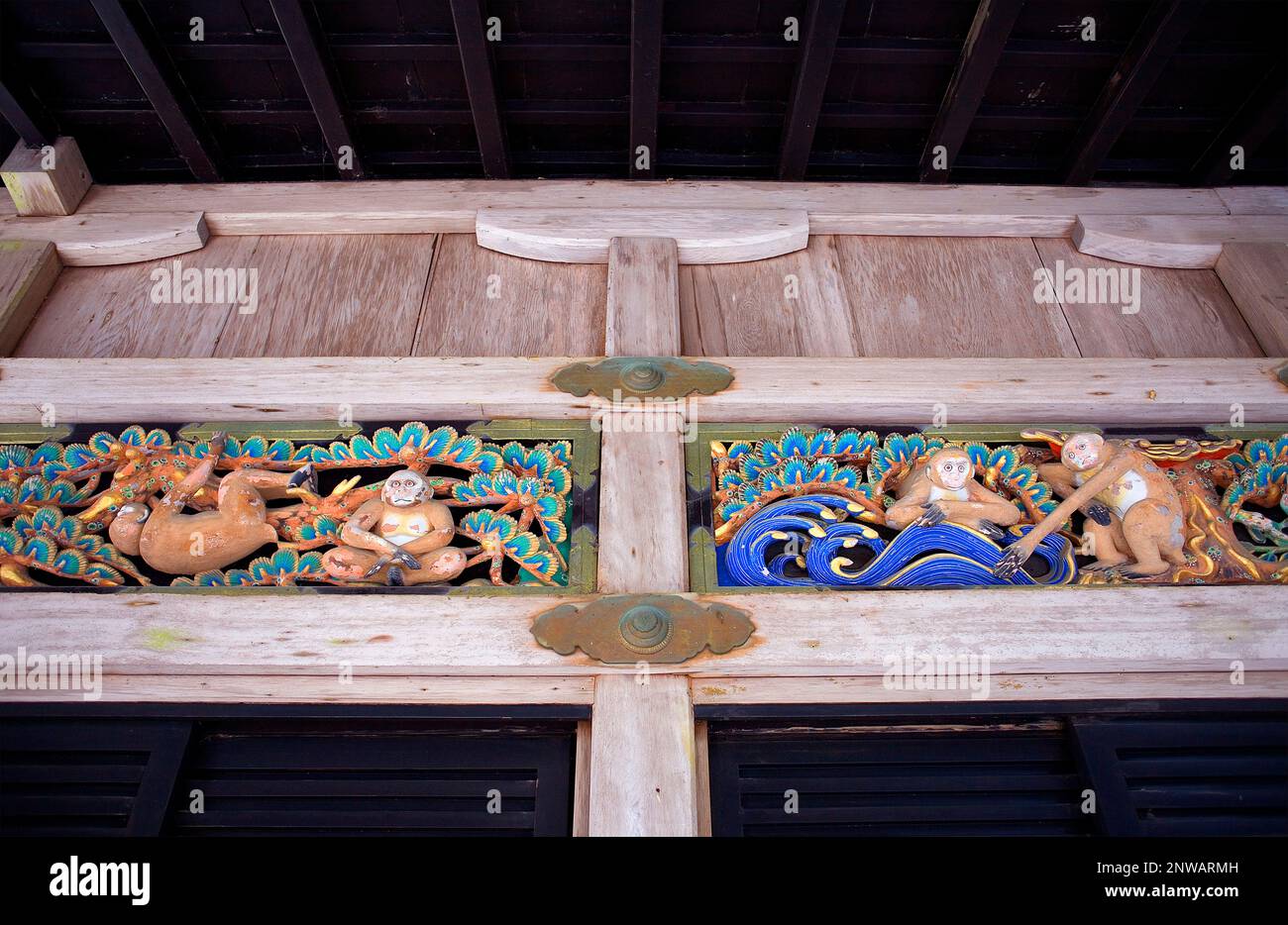 sculptures next to the sculptures of the three wise monkeys . Tosho-gu ...