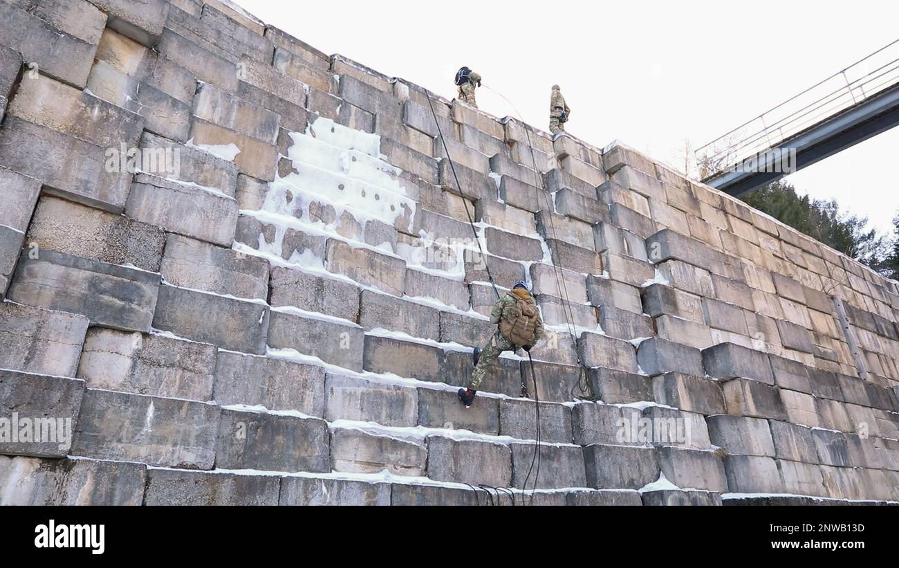U.S. Army National Guard Soldiers of the 86th Infantry Brigade Combat ...