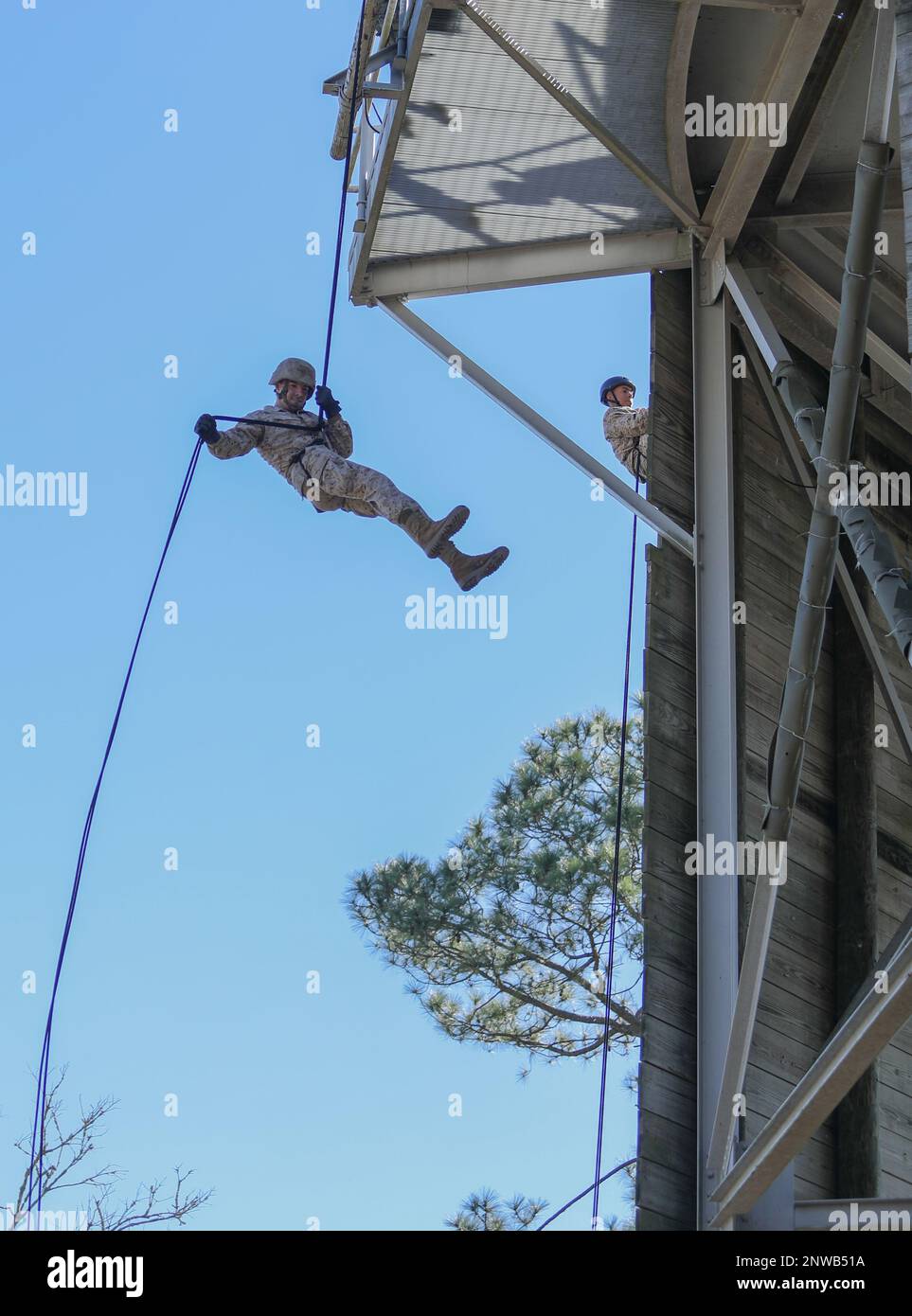 Recruits with Hotel Company, 2nd Recruit Training Battalion, execute ...