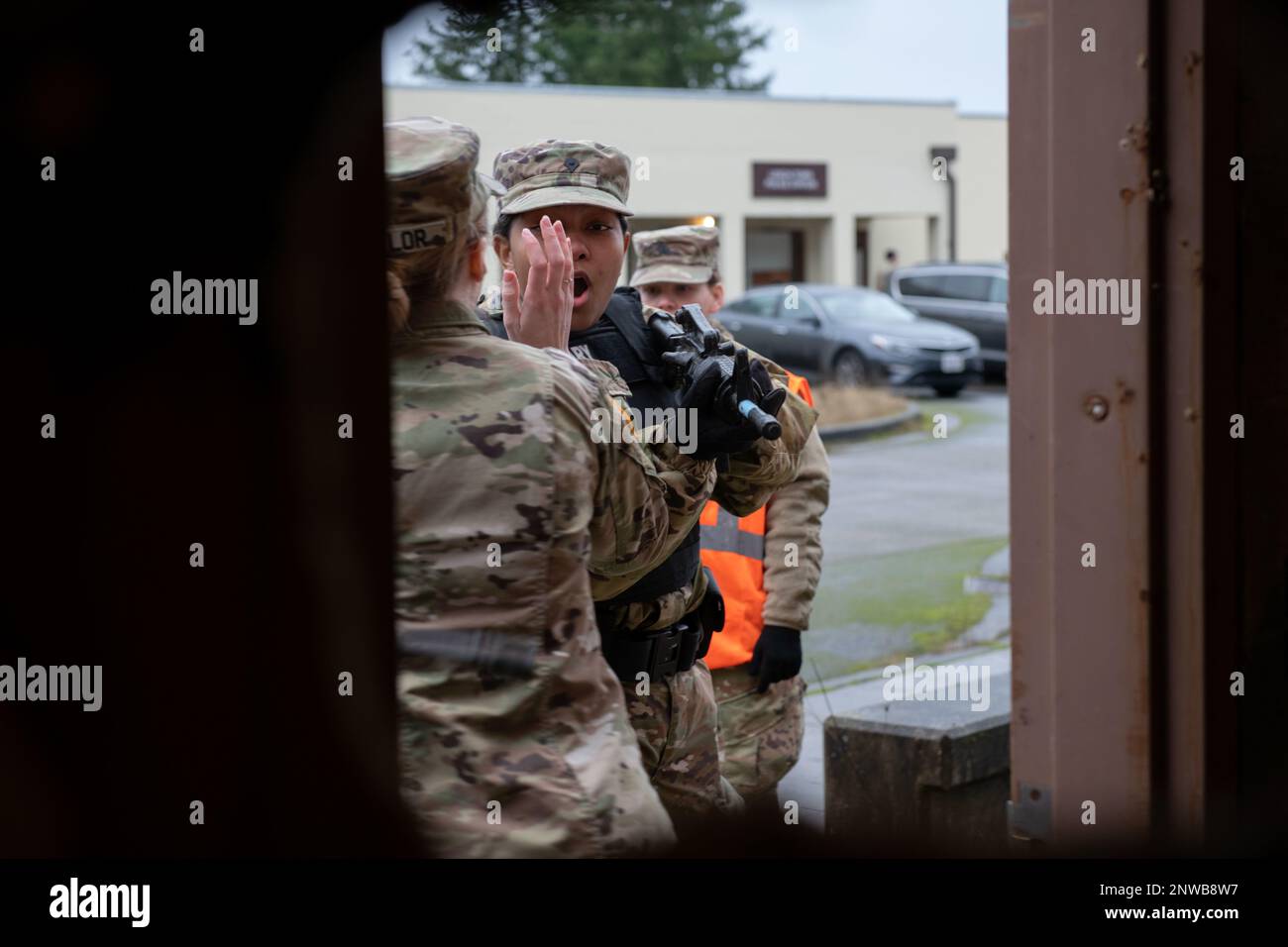 Washington National Guard Soldiers with the 506th Military Police ...