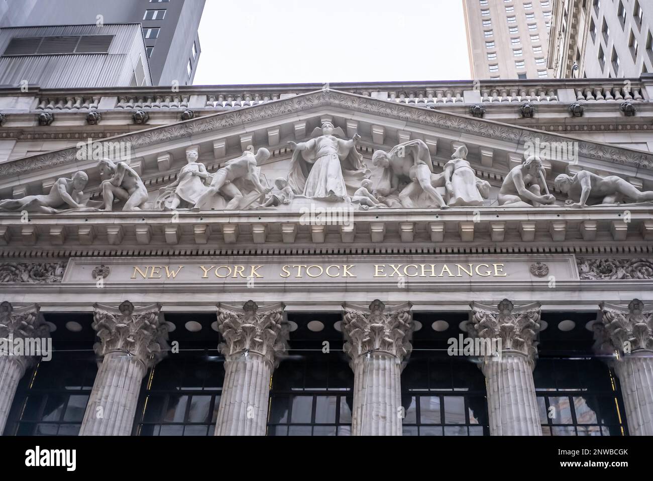 New york stock market floor bell hi-res stock photography and images ...