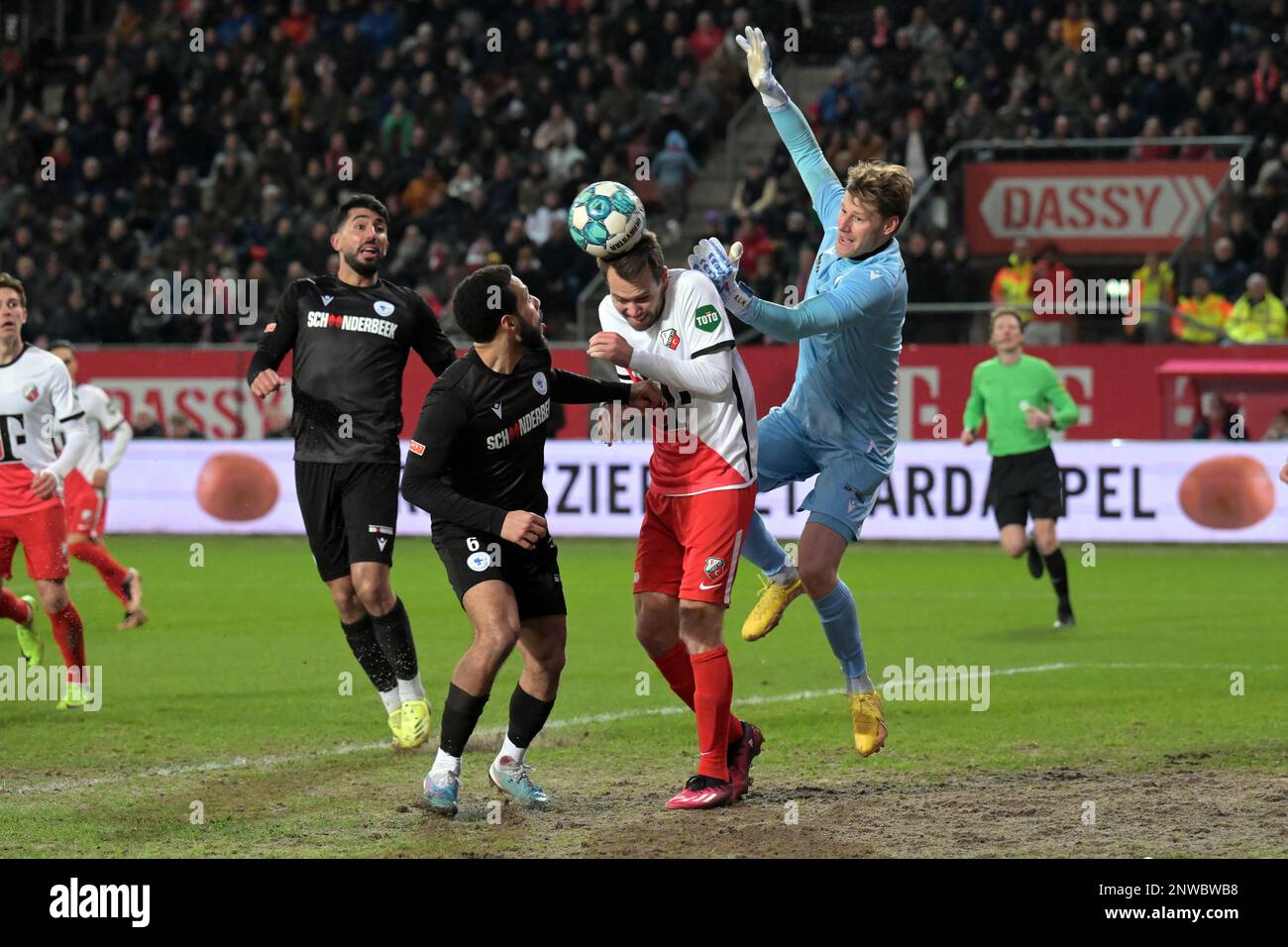 Utrecht, Netherlands, February 28, 2023, UTRECHT - (lr) Dwayne Green of ...