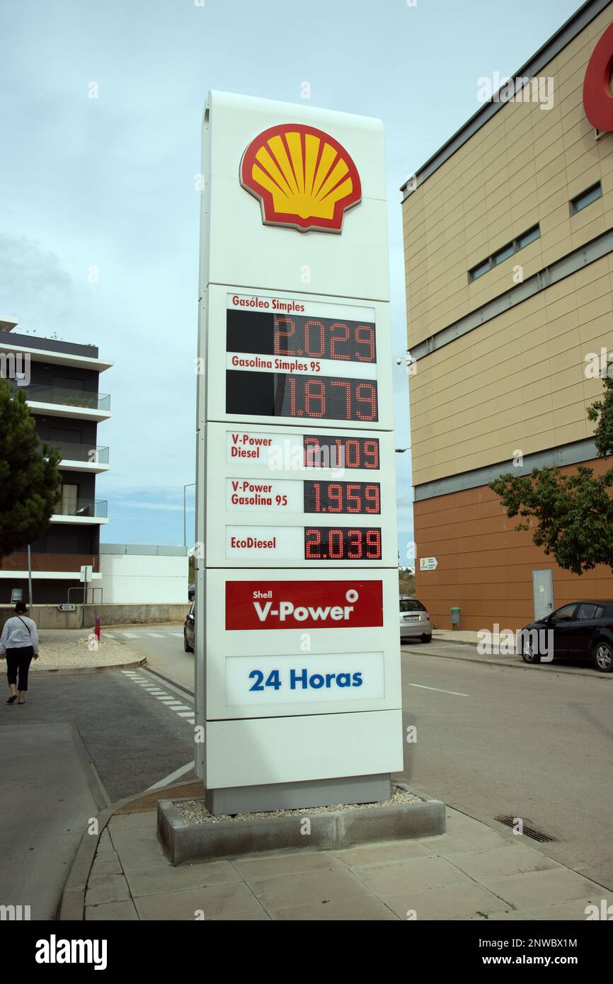 TAVIRA, PORTUGAL - OCTOBER 25, 2022 24 hour Shell petrol station Stock ...
