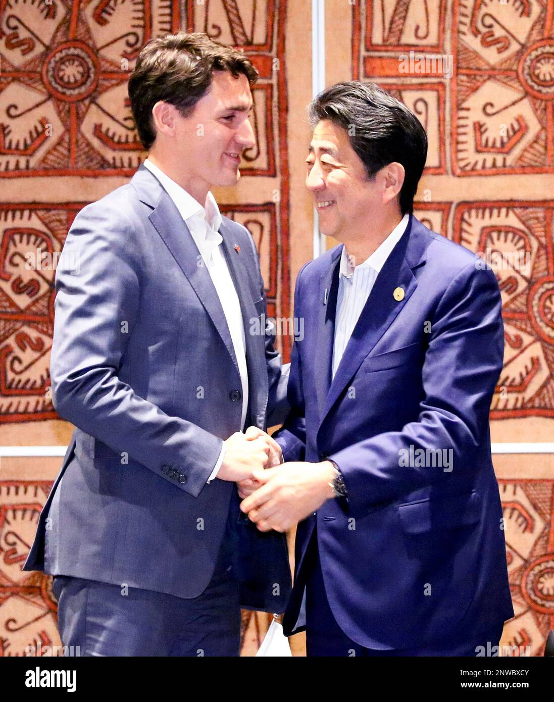 Justin Trudeau, President of Canada, shakes hands with Shinzo Abe ...
