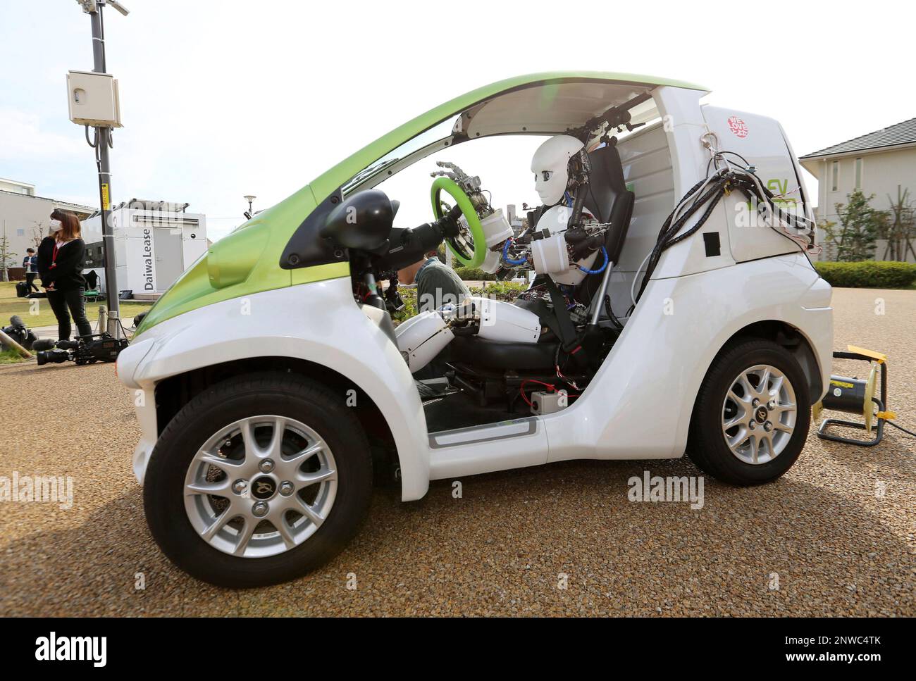 A demonstration experiment which a new humanoid type robot "Musashi ...