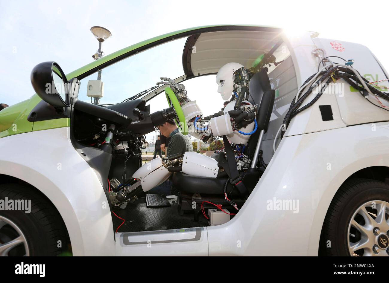 A demonstration experiment which a new humanoid type robot "Musashi ...