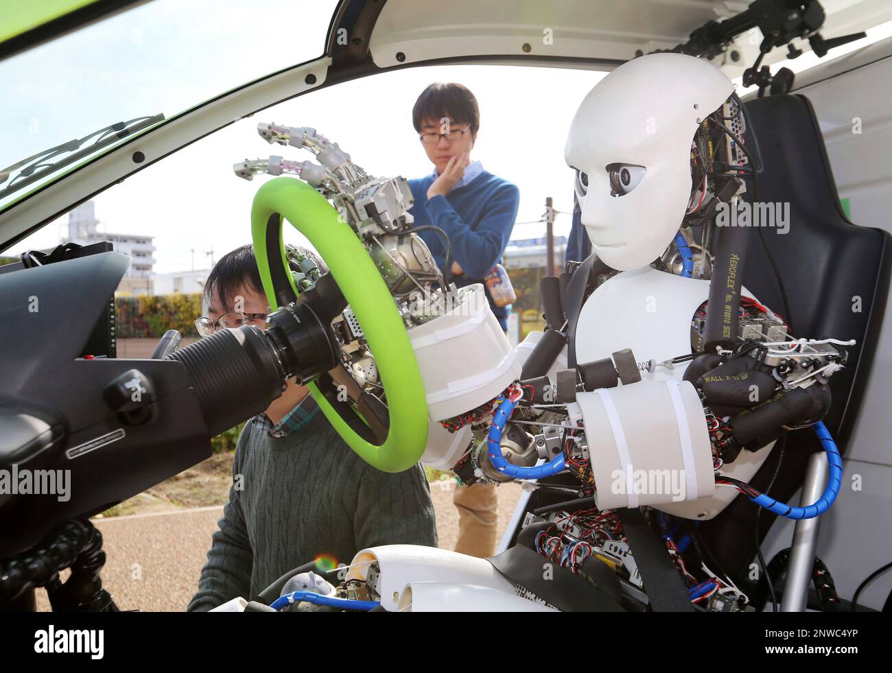A demonstration experiment which a new humanoid type robot "Musashi ...