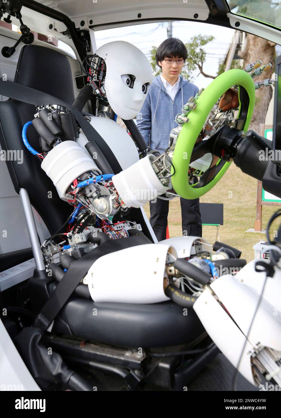 A demonstration experiment which a new humanoid type robot "Musashi ...