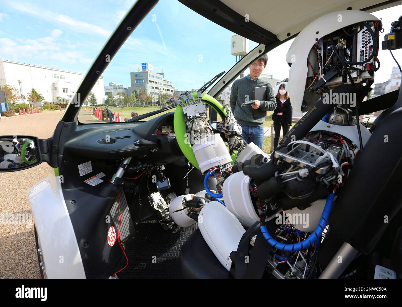 A demonstration experiment which a new humanoid type robot "Musashi ...