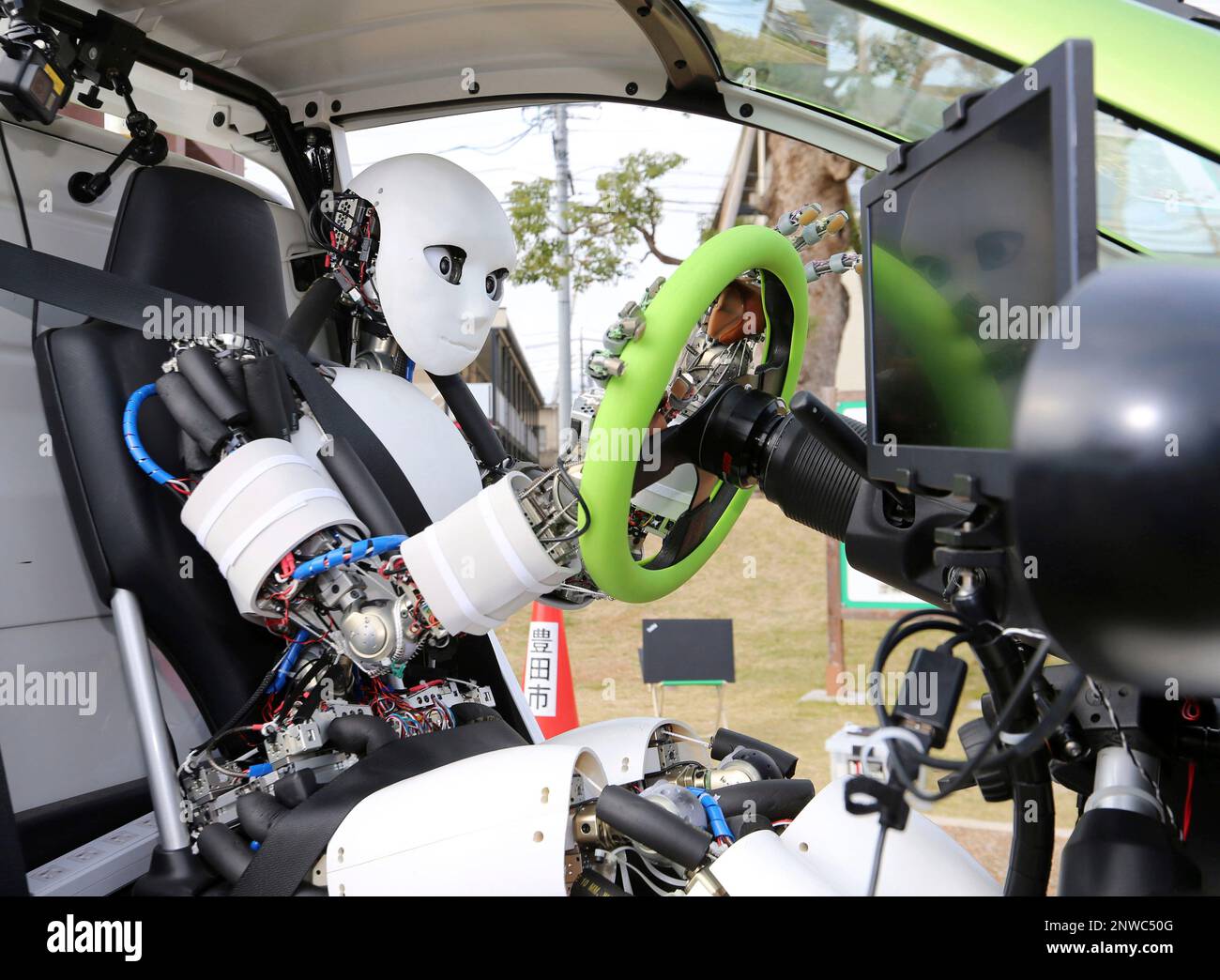A demonstration experiment which a new humanoid type robot "Musashi ...