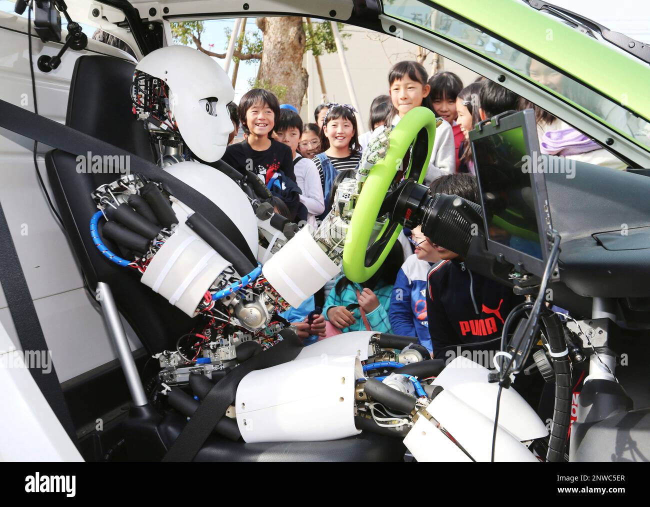 A demonstration experiment which a new humanoid type robot "Musashi ...