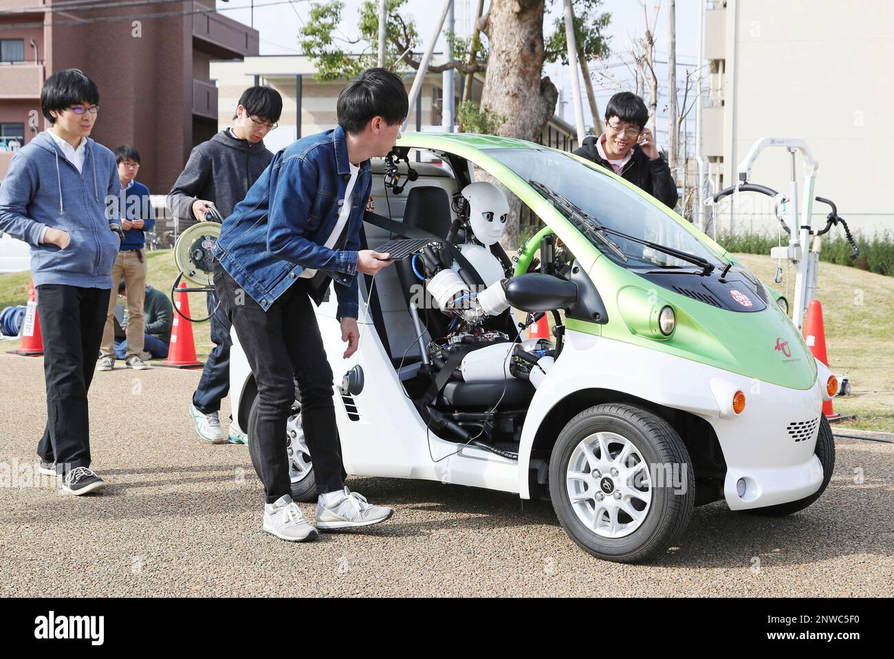 A demonstration experiment which a new humanoid type robot "Musashi ...