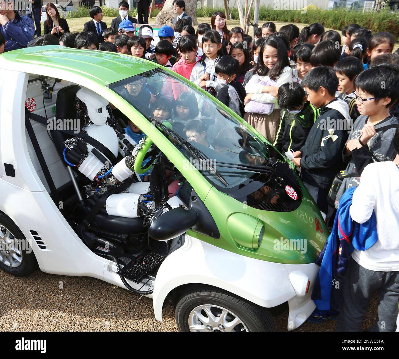 A demonstration experiment which a new humanoid type robot "Musashi ...