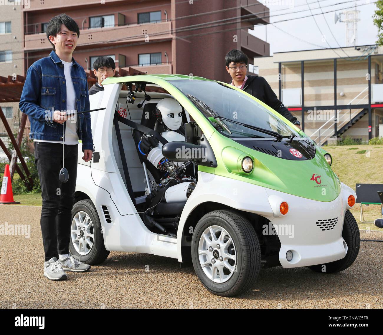 A demonstration experiment which a new humanoid type robot "Musashi ...