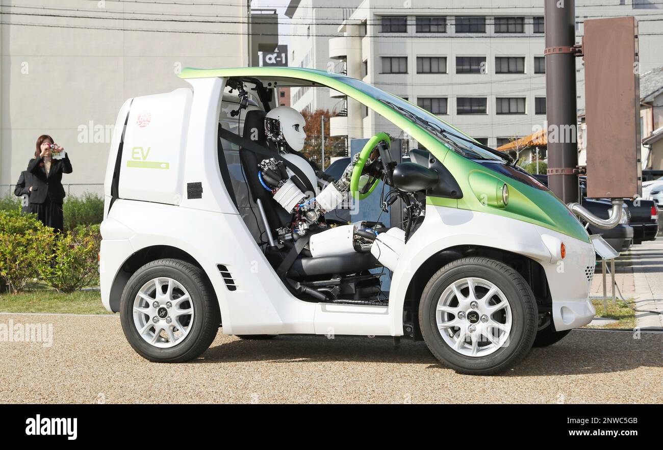 A demonstration experiment which a new humanoid type robot "Musashi ...