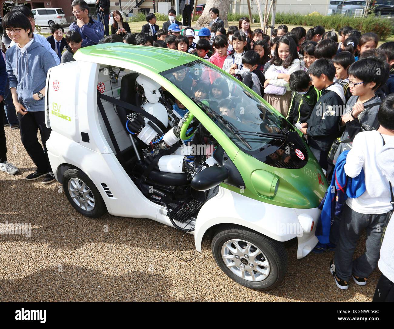 A demonstration experiment which a new humanoid type robot "Musashi ...