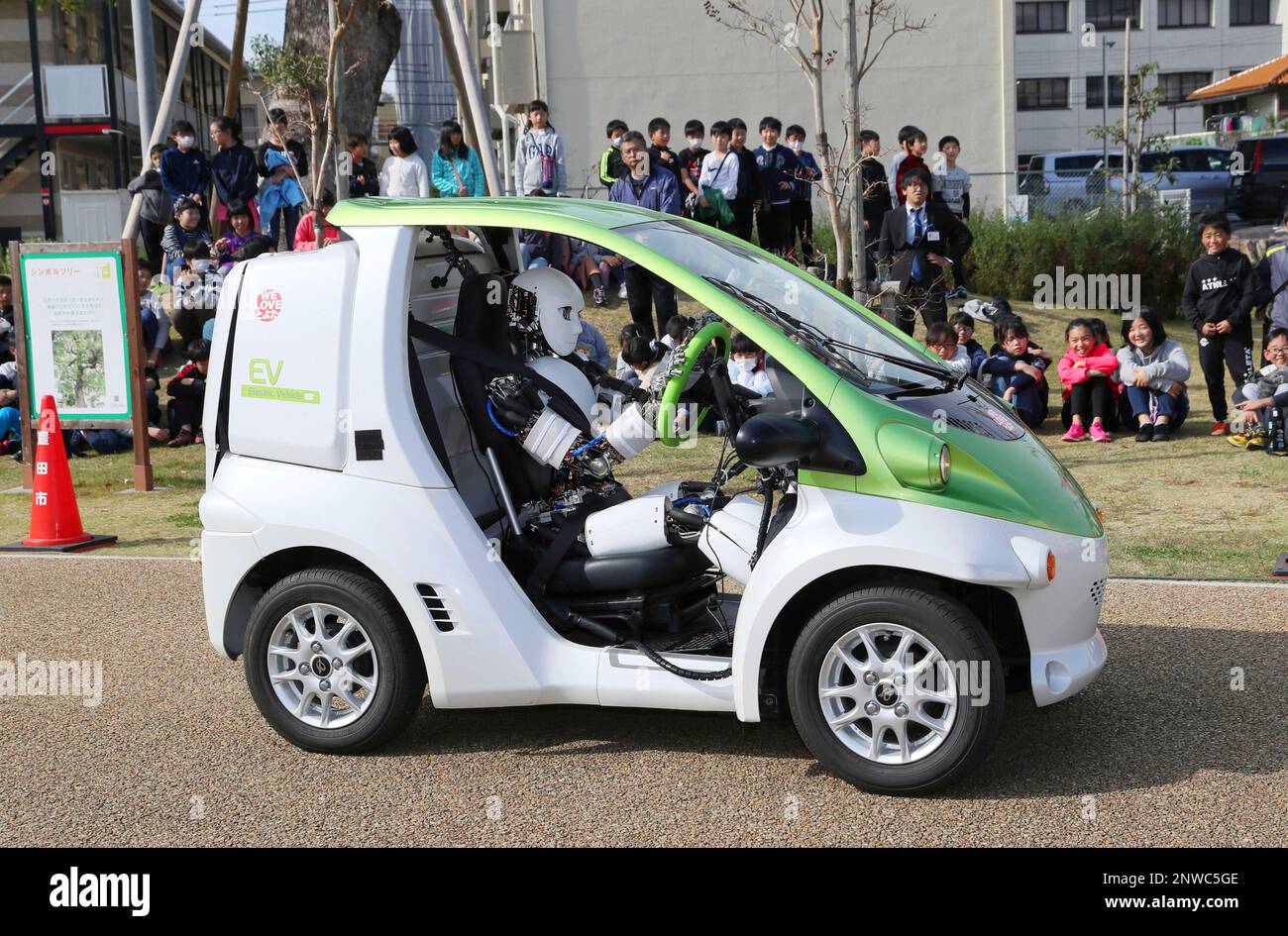 A demonstration experiment which a new humanoid type robot "Musashi ...