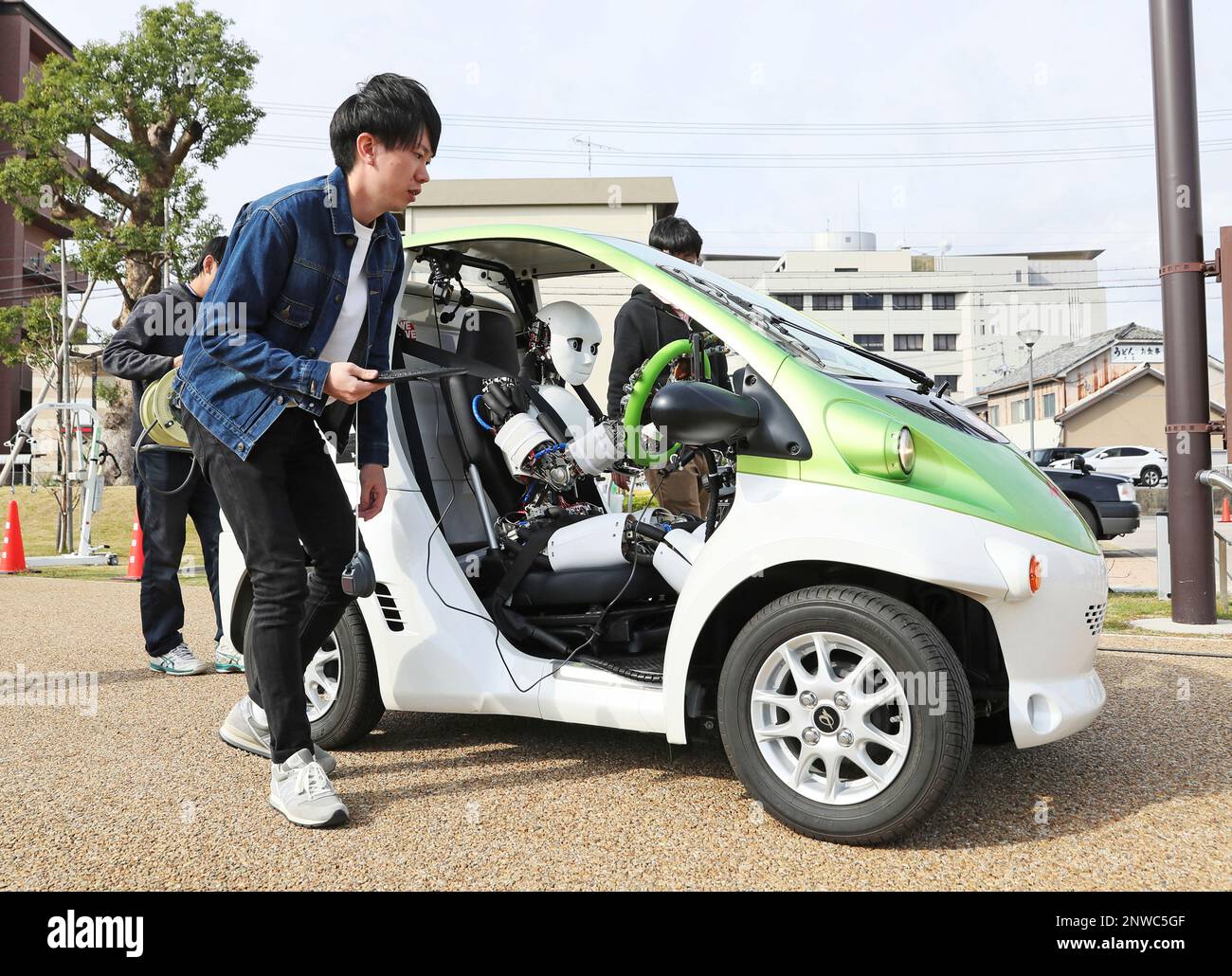A demonstration experiment which a new humanoid type robot "Musashi ...