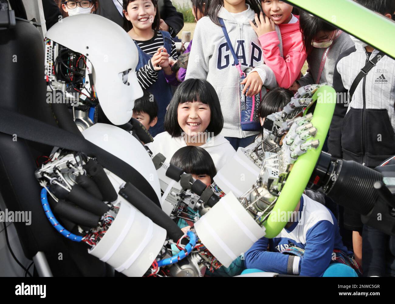 A demonstration experiment which a new humanoid type robot "Musashi ...