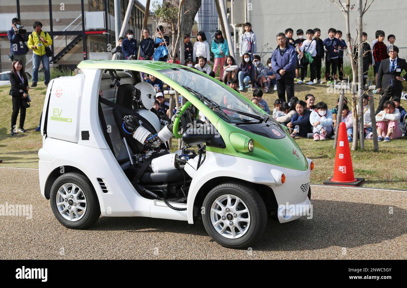 A demonstration experiment which a new humanoid type robot "Musashi ...