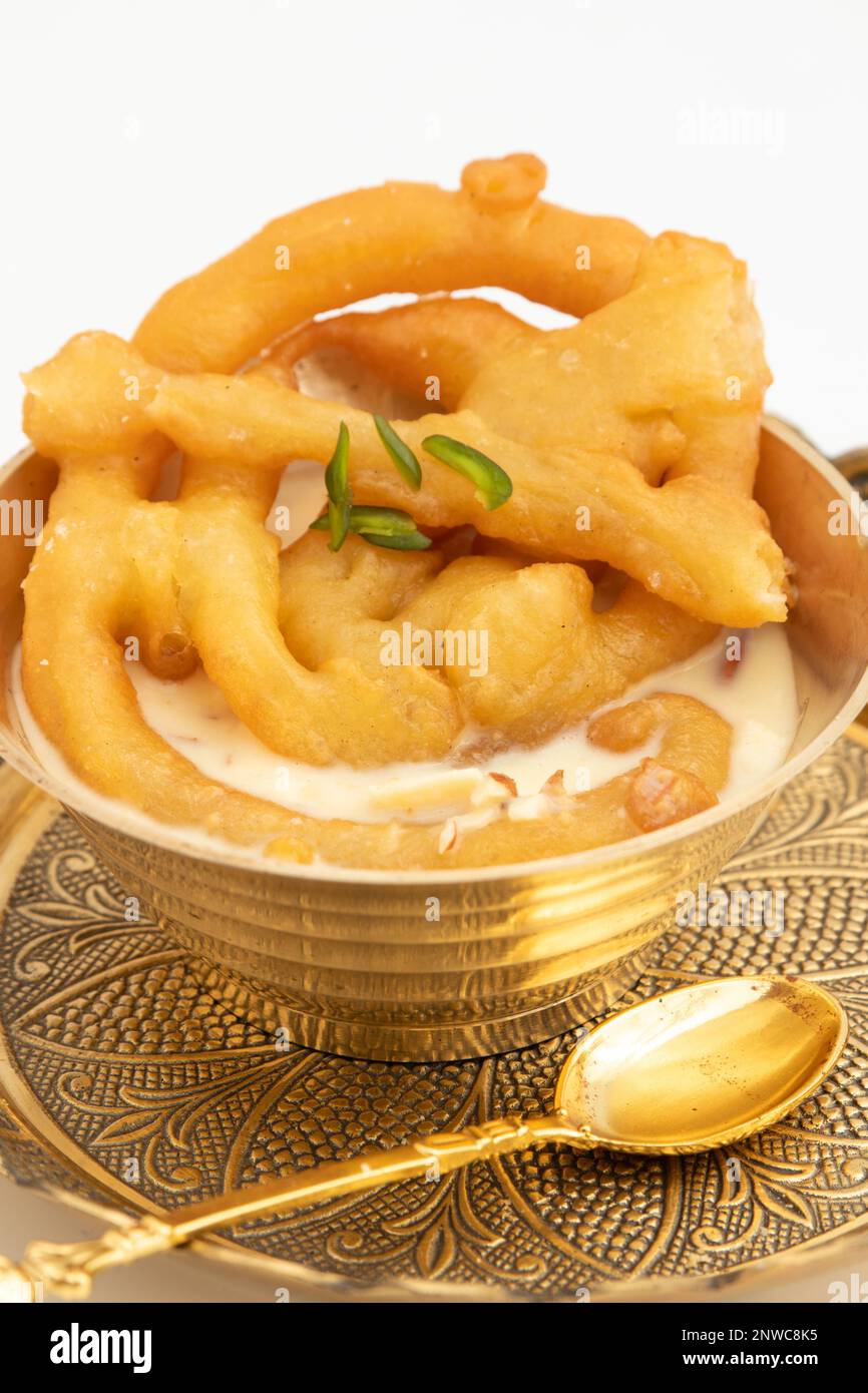 Badami Doodh Jalebi - Deadly Combination Of Indian Jaleba Of Old Delhi ...