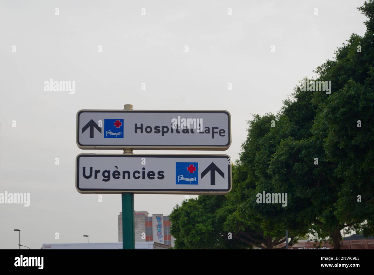 Hospital emergency trauma center entrance sign hi-res stock photography ...