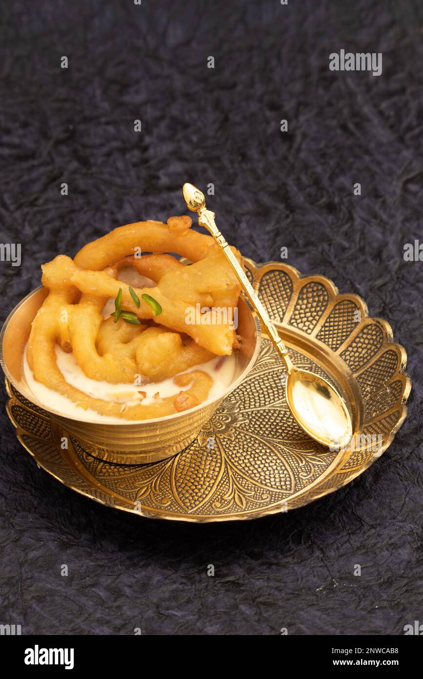 Badami Doodh Jalebi - Deadly Combination Of Indian Jaleba Of Old Delhi ...